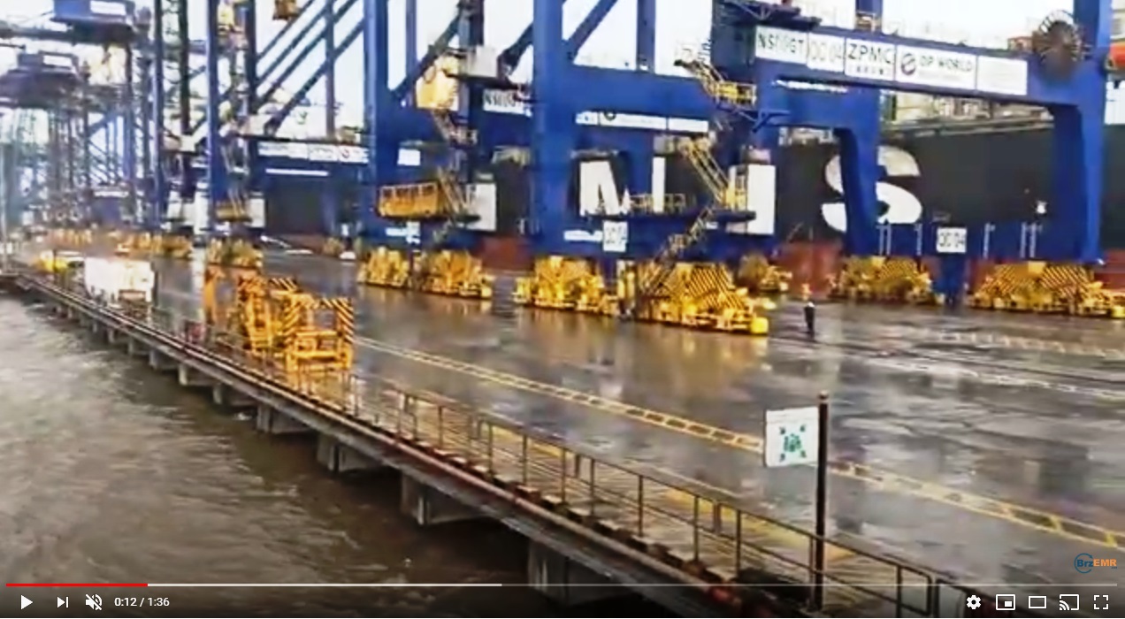 La nave Msc Rosa M 'accarezza' una gru nel porto di Mumbai (VIDEO ...