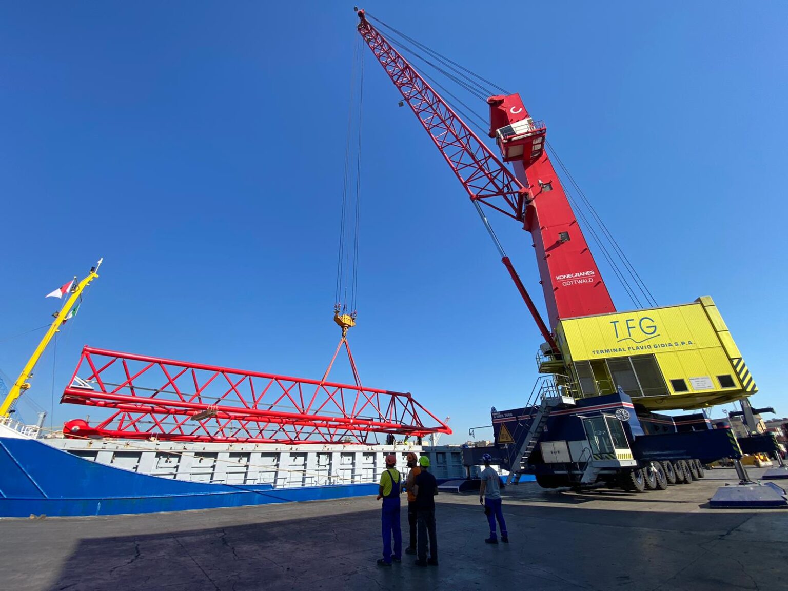 Nuove gru di banchina, reachstacker e fork-lift per Terminal Flavio ...