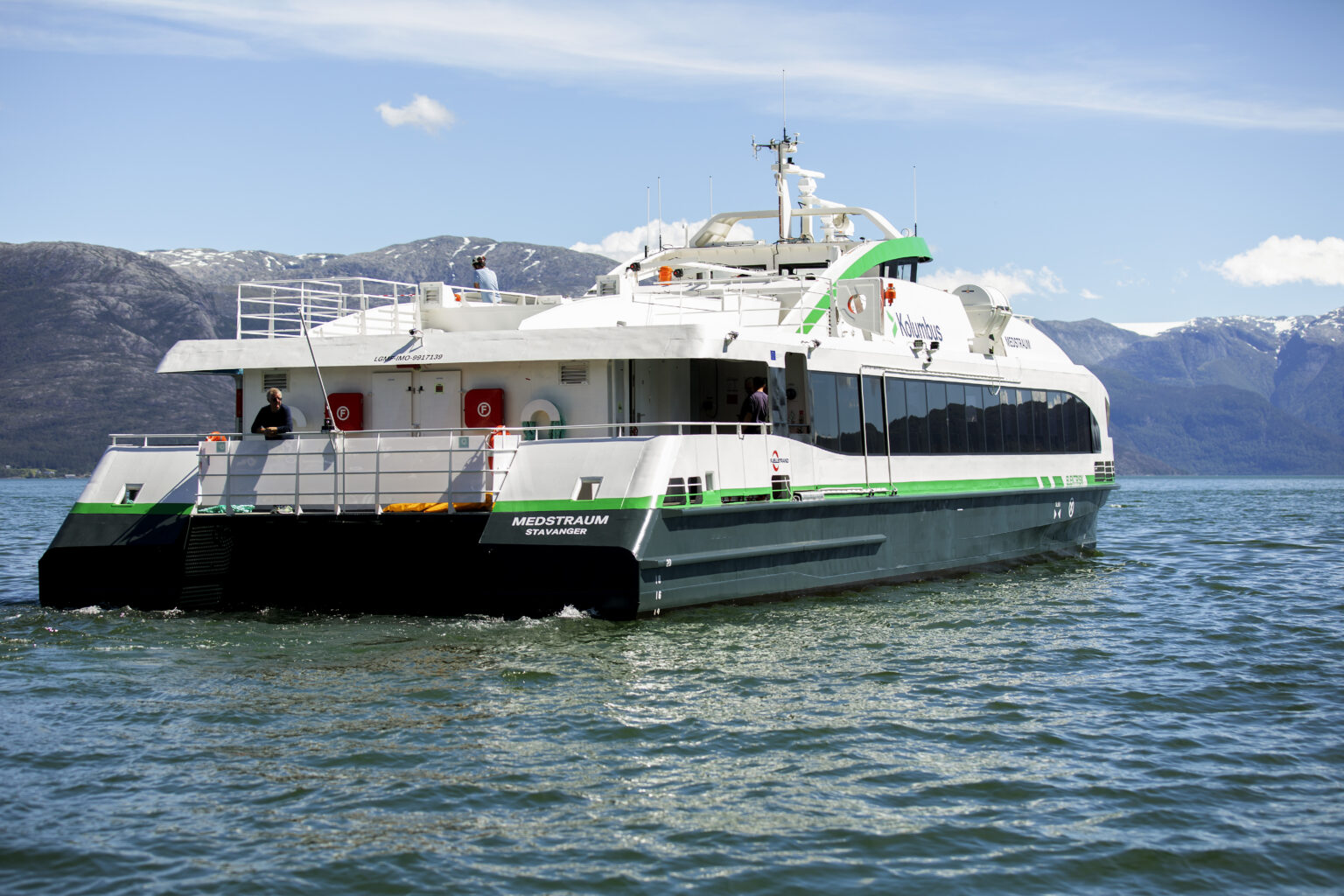 Entra in servizio il primo fast ferry completamente elettrico ...