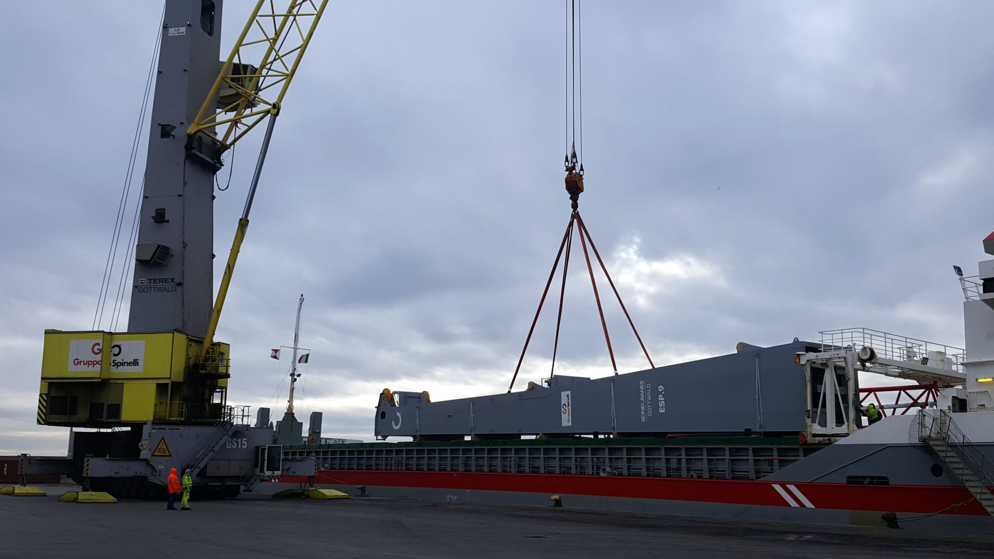 Nuova gru da 125 tonnellate arrivata al Genoa Port Terminal - Shipping ...