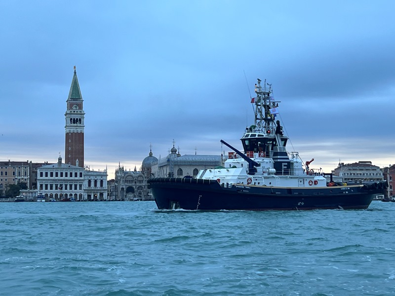 Un rimorchiatore appena acquistato e un altro ordine in arrivo per ...