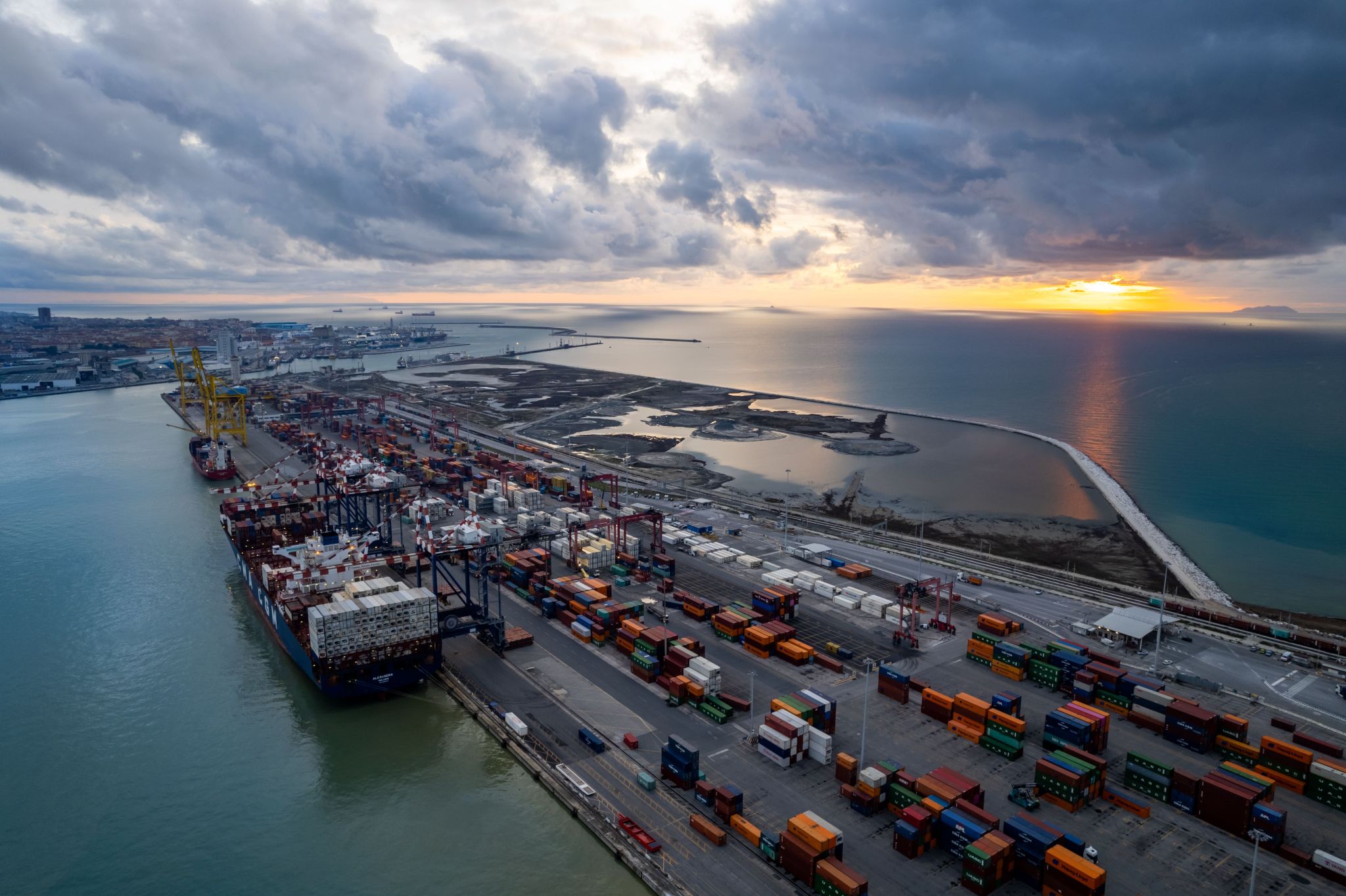 Come (e quanto) sono cambiati i traffici dei porti italiani dal 2019 al ...