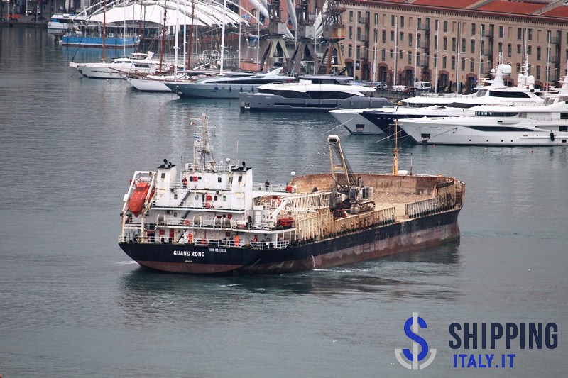 Fermata la nave che trasporta gli scarti di marmo per il ribaltamento a ...