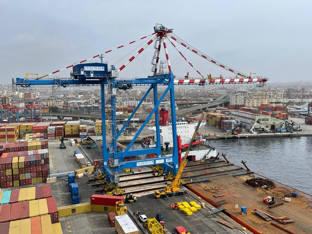 Nuova gru di banchina Zpmc arrivata al terminal Conateco di Napoli ...