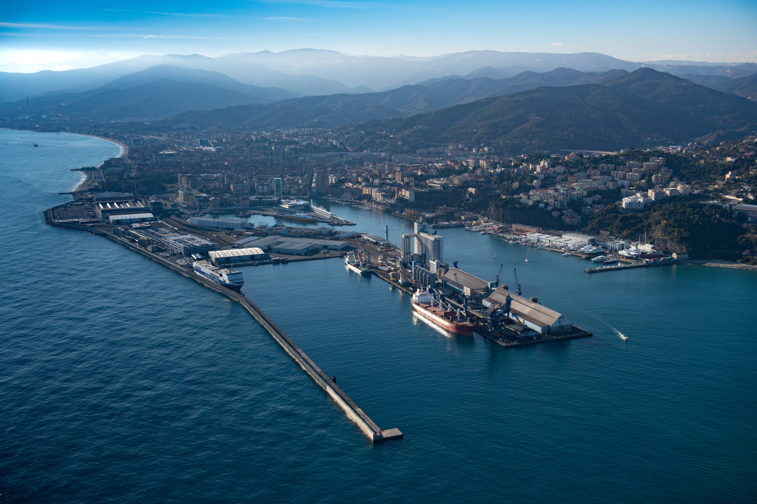 Porti di Genova e Savona in lieve ripresa nel primo semestre 2024 ...