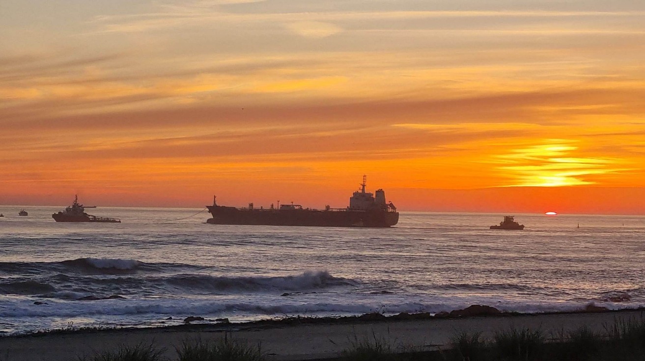 La chimichiera Greta K in arrivo rimorchiata al porto di Genova ...