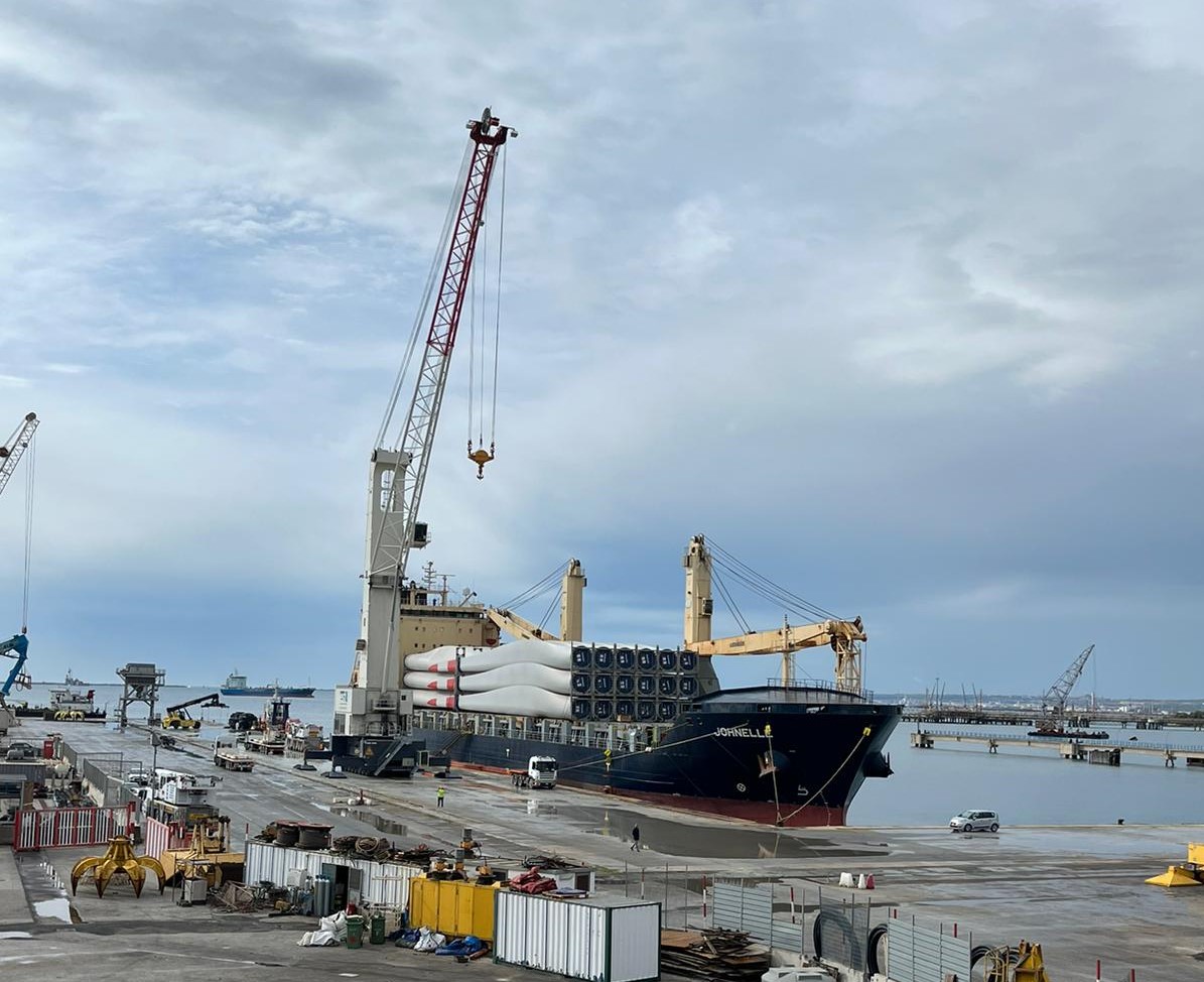 Esordio di Est Terminal nel porto di Augusta con uno sbarco di project ...