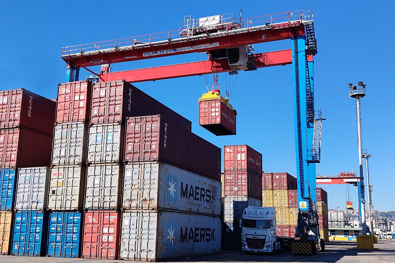 Nuove consegne di gru eRtg per Liebherr in due terminal portuali a ...