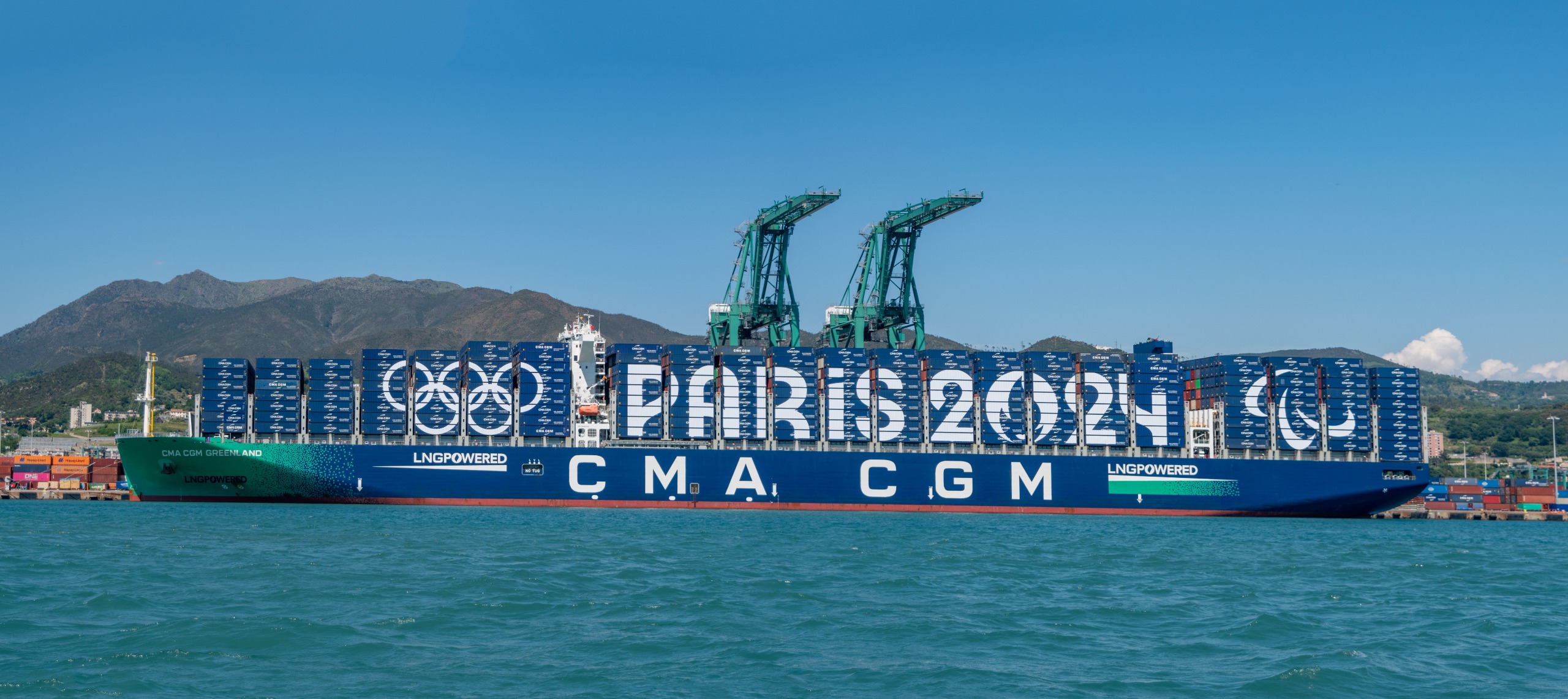 Approdata a Genova la nave di Cma Cgm che ha trasportato la fiamma ...