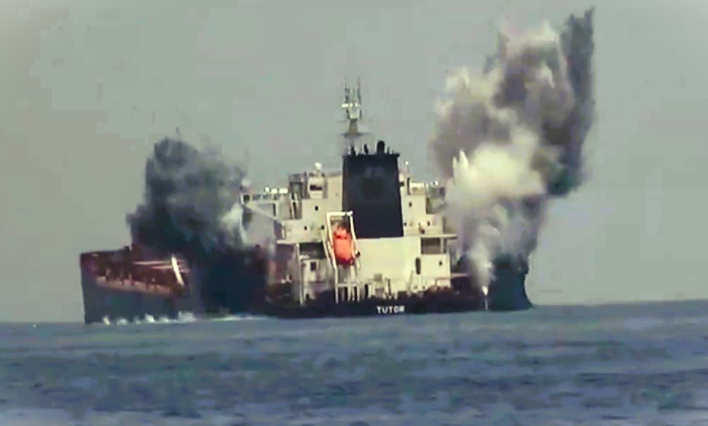 Il VIDEO della bulk carrier Tutor affondata dagli Houthi in Mar Rosso ...