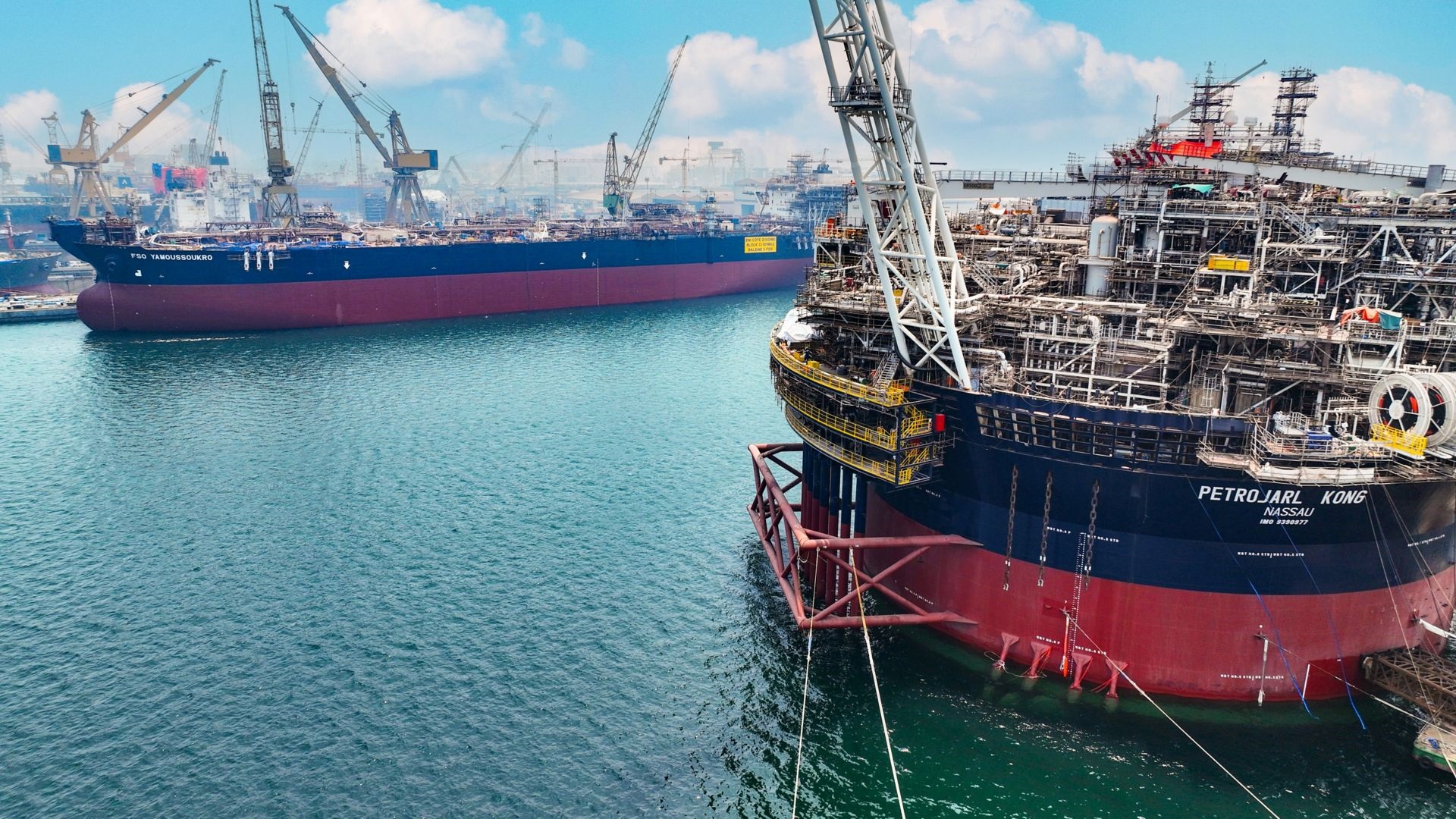 Due navi Fpso e Fso pronte a partire per la Costa d'Avorio per servire ...