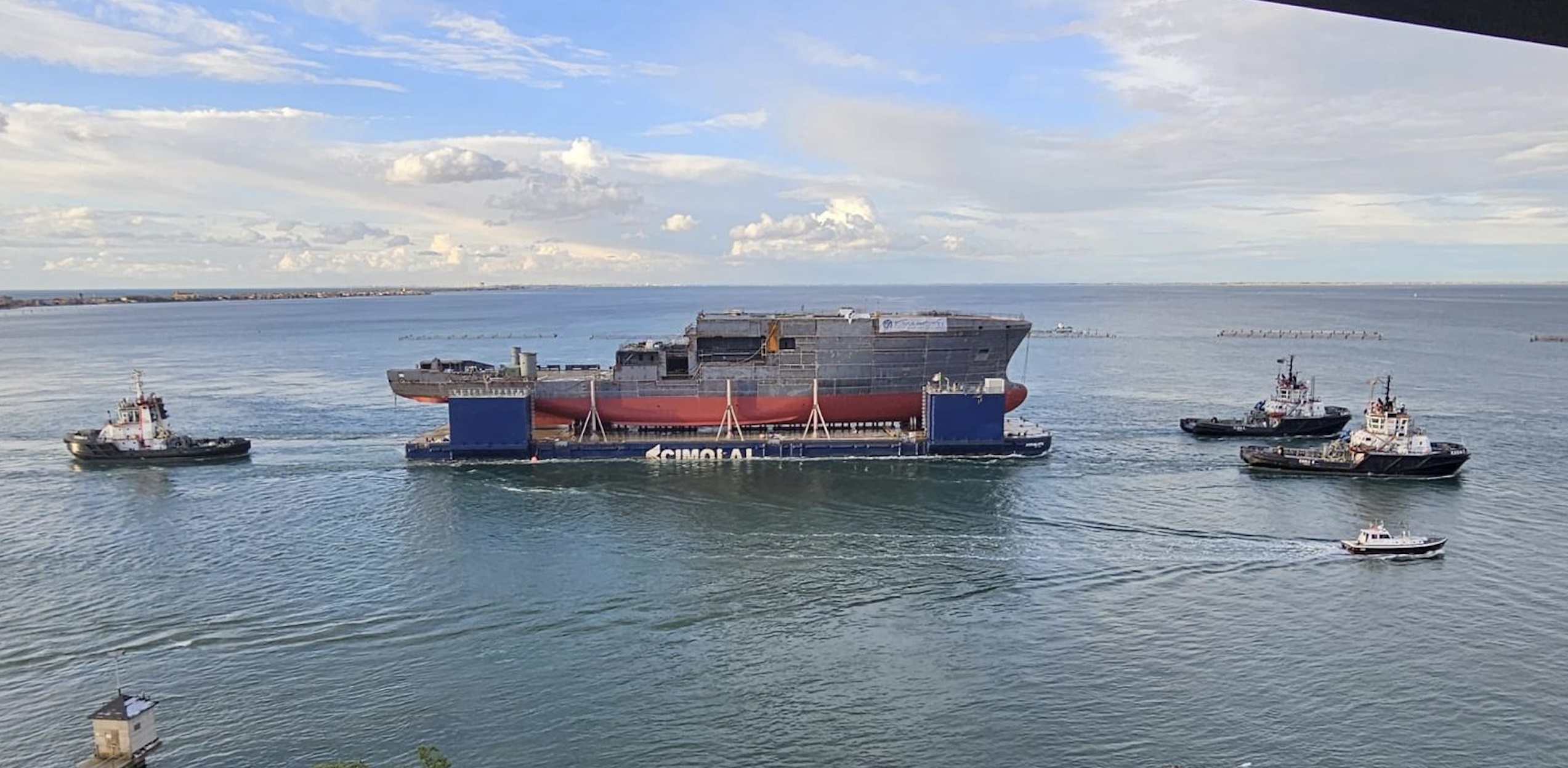 Arrivato a Fusina in attesa del varo lo scafo della nuova nave per la ...