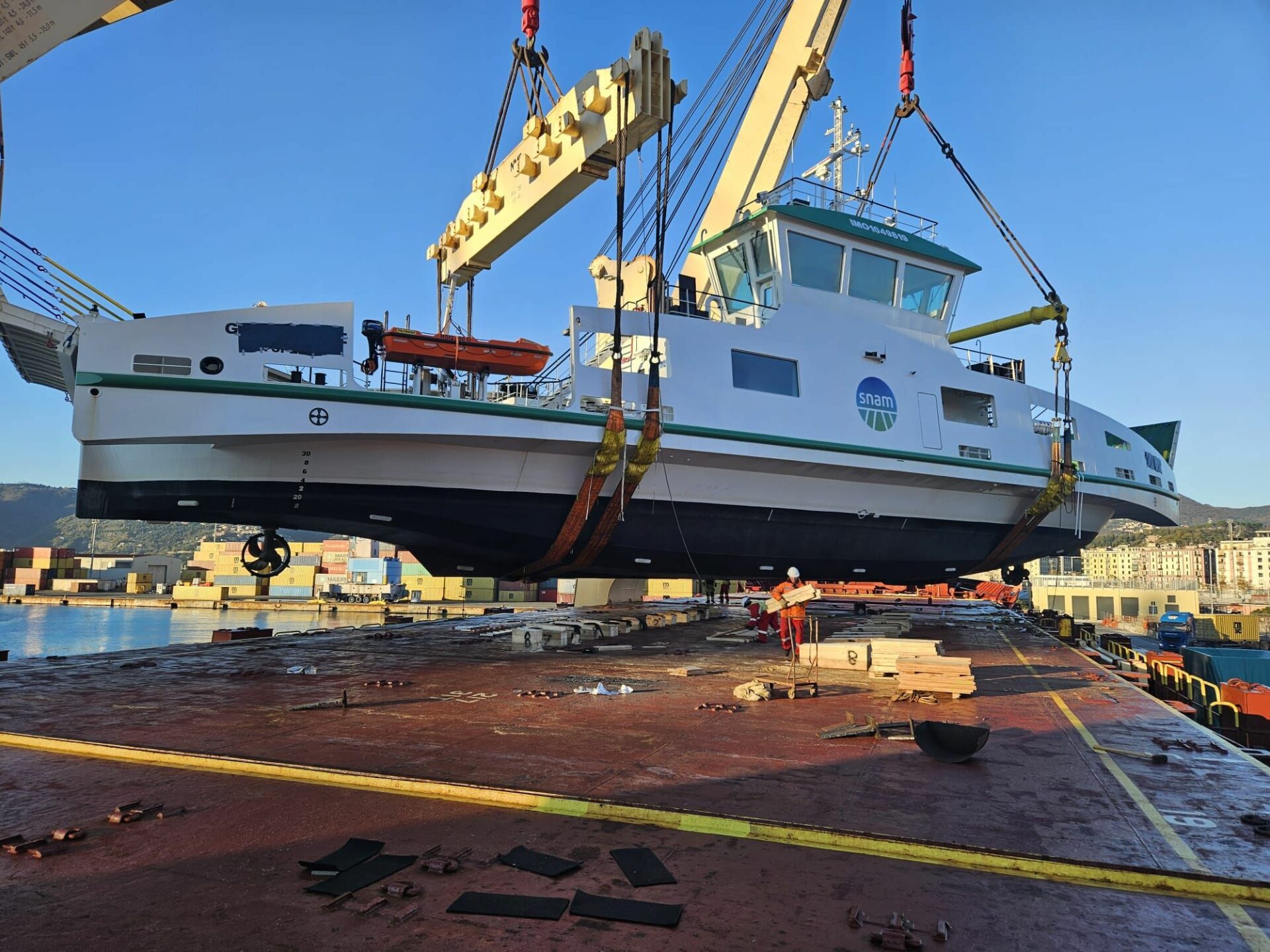 Sbarcato a La Spezia il nuovo traghetto full electric per Snam ...