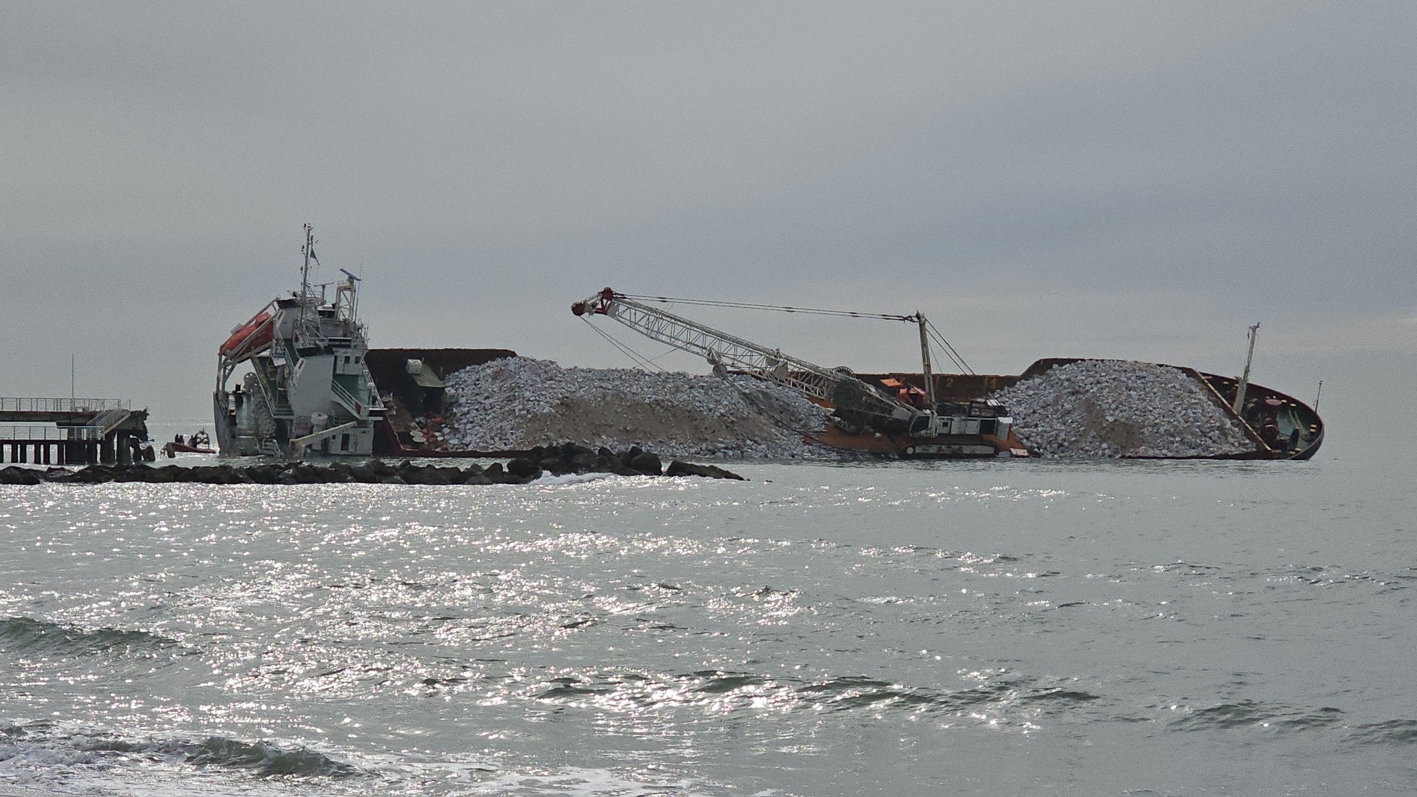 Per la nave incagliata Guang Rong si profila la perdita totale ...