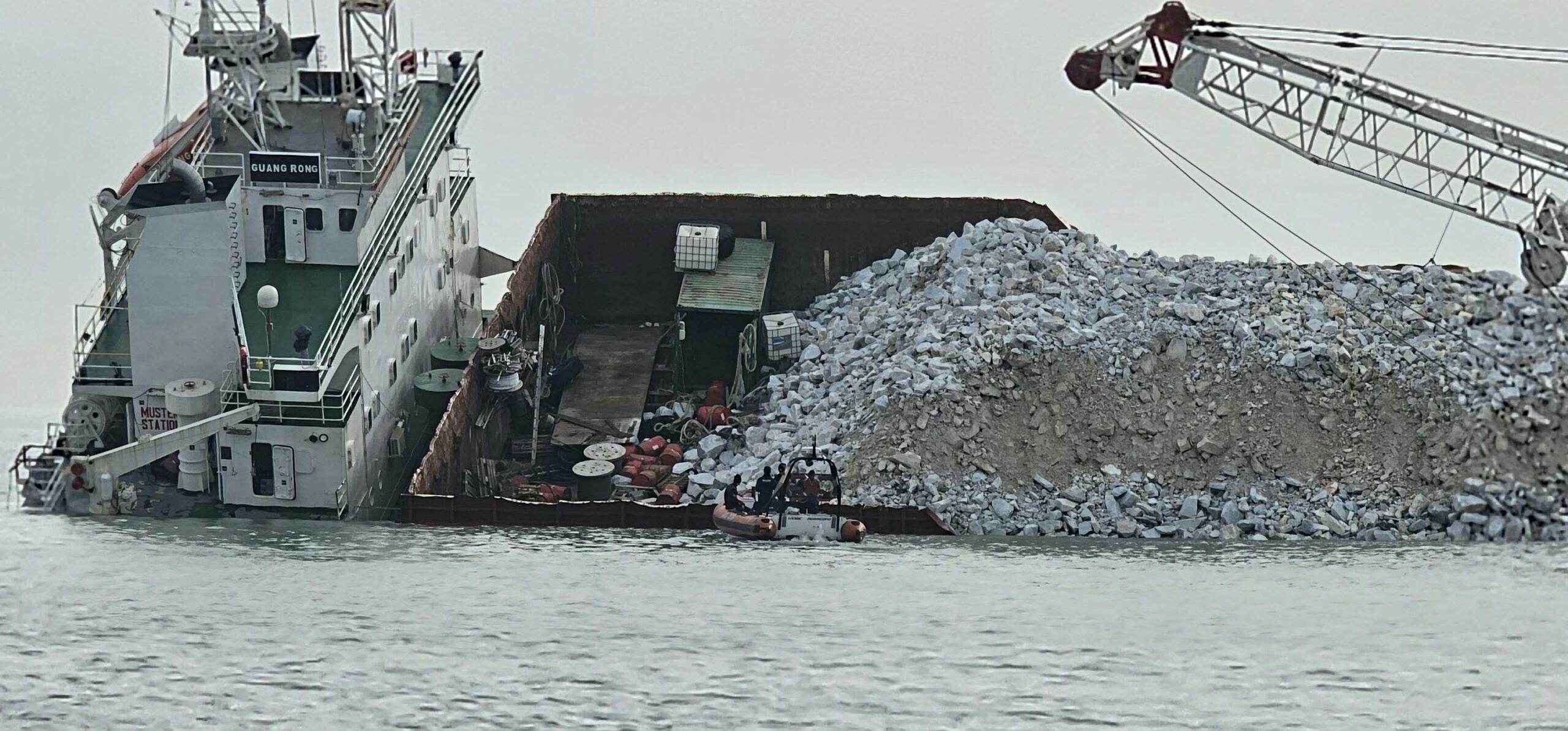 Al via le operazioni per la rimozione della Guang Rong a Marina di ...