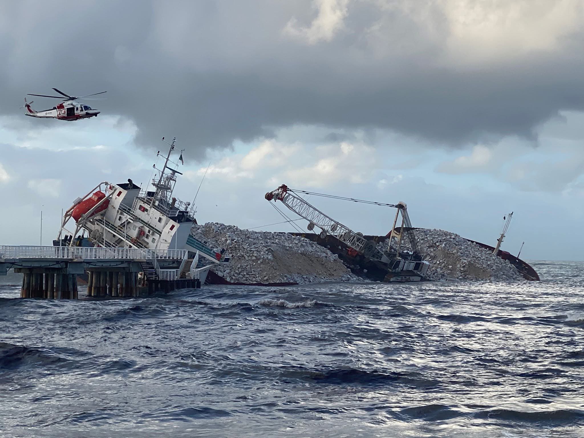 La nave Guang Rong verso il sequestro dopo l'incaglio e la collisione a ...