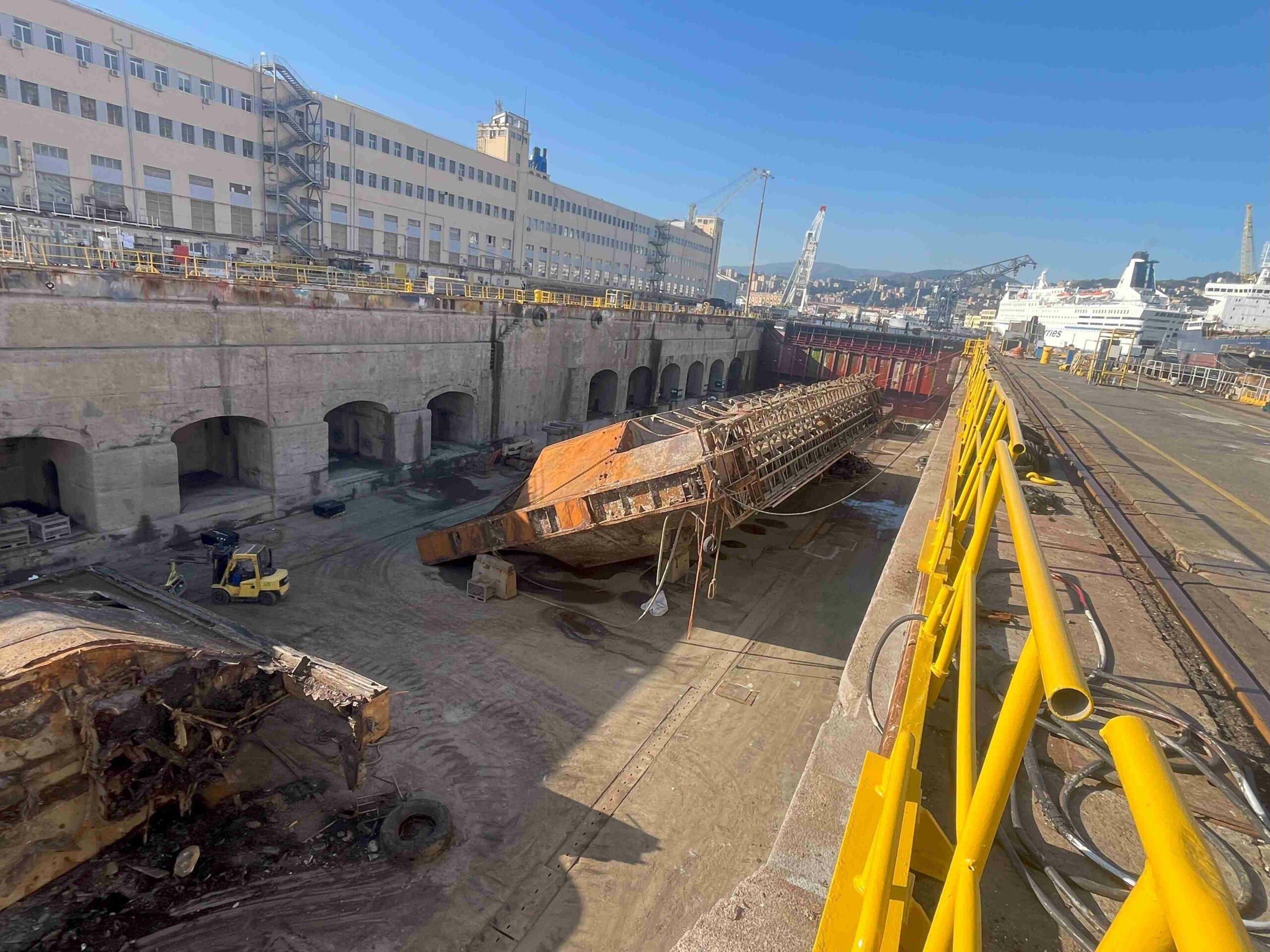 Completato lo smaltimento delle ex barche porta dei bacini genovesi ...