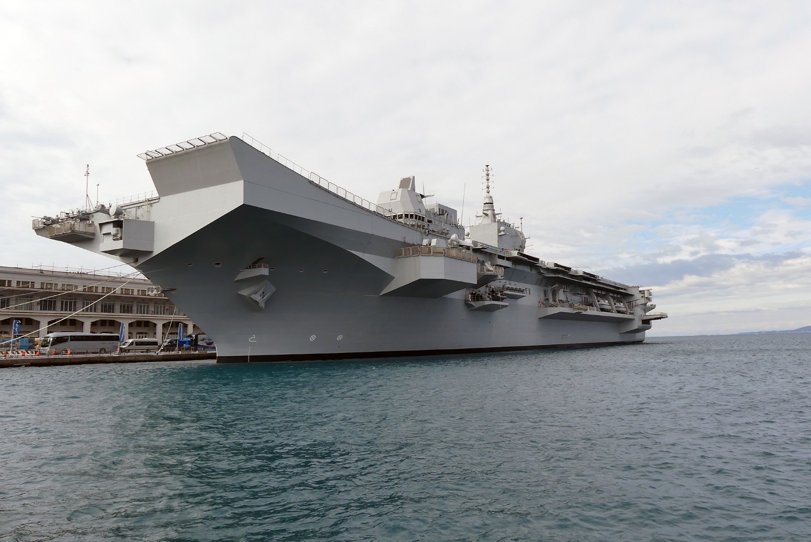 Nave Trieste, dal ponte volo all’ospedale: visita a bordo e intervista ...