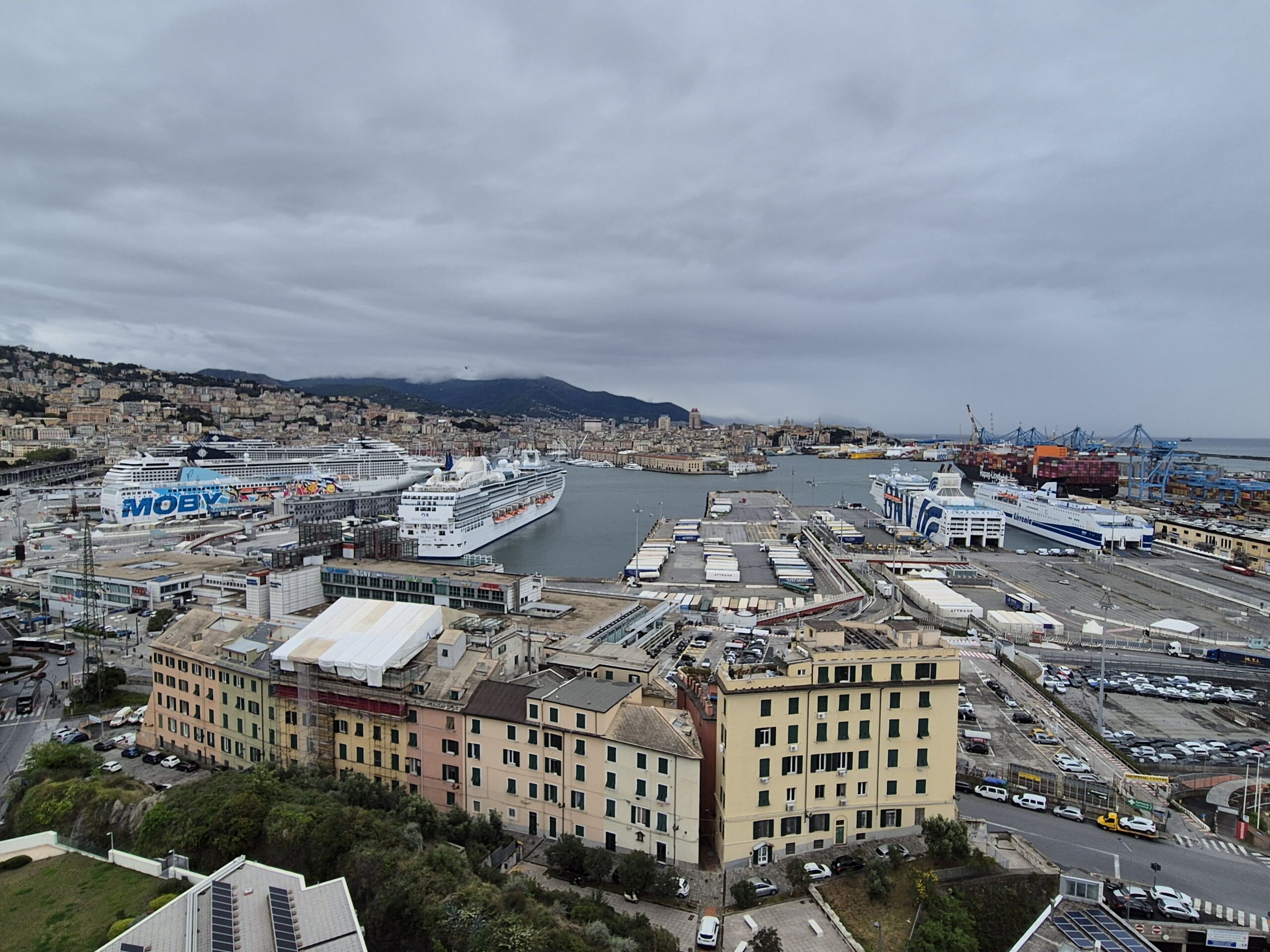Genova nel 2025 recupera crocieristi mentre calano i traghetti ...