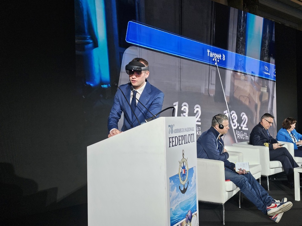 Cetena porta la realtà aumentata sul ponte di comando con il visore ...