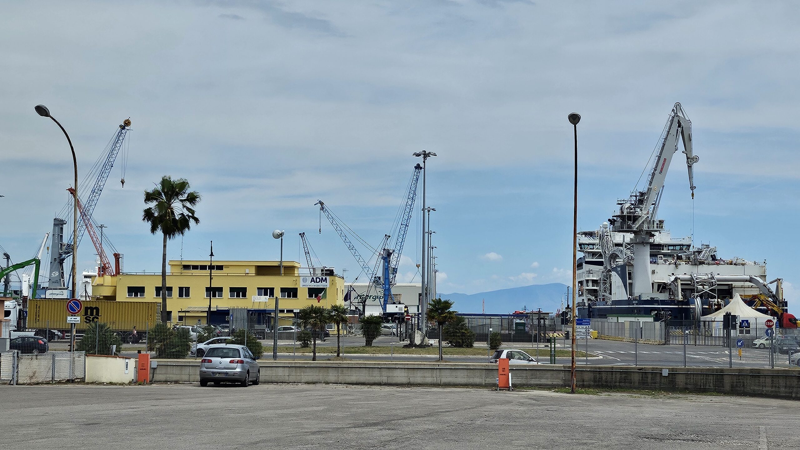 Primo approdo al porto di Gaeta per la nave posacavi Leonardo da Vinci ...