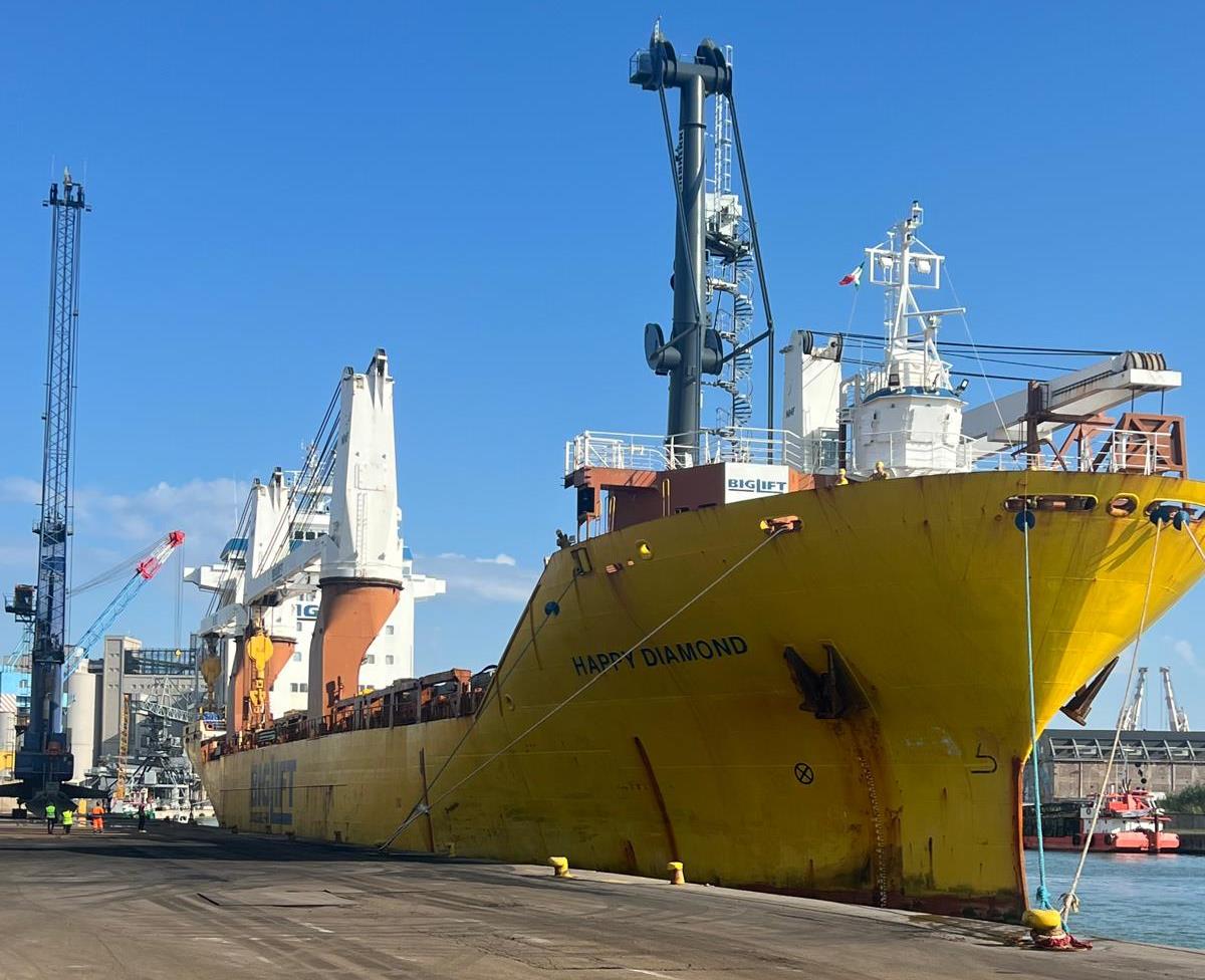 Sbarcata a Marghera la nuova gru acquistata da Interporto Rivers ...