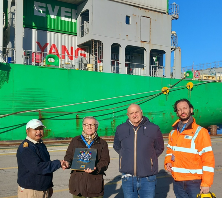 Ravenna celebra l'arrivo della prima portacontainer di Evergreen ...