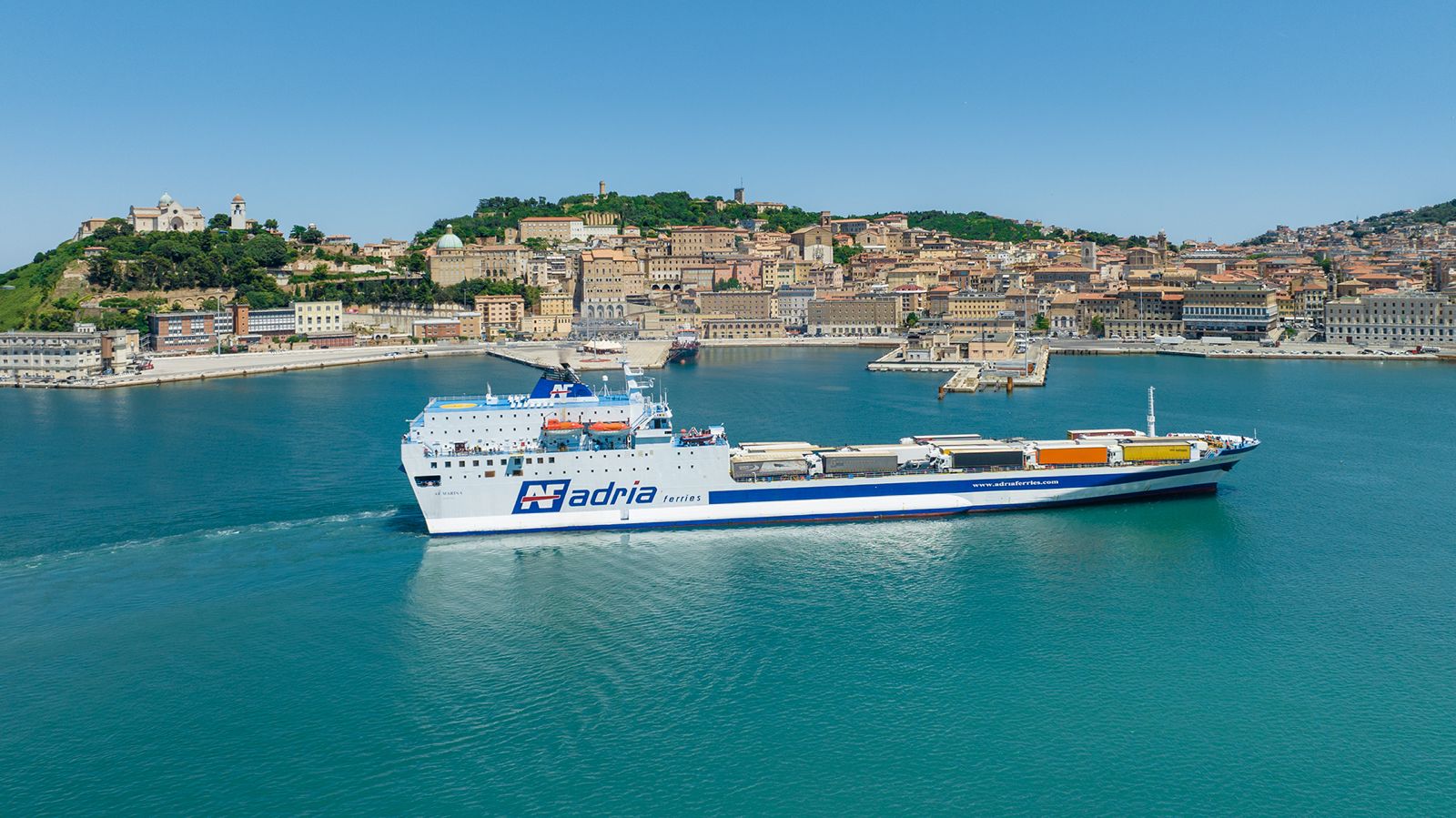 Un traghetto di Adria Ferries noleggiato per la continuità marittima ...